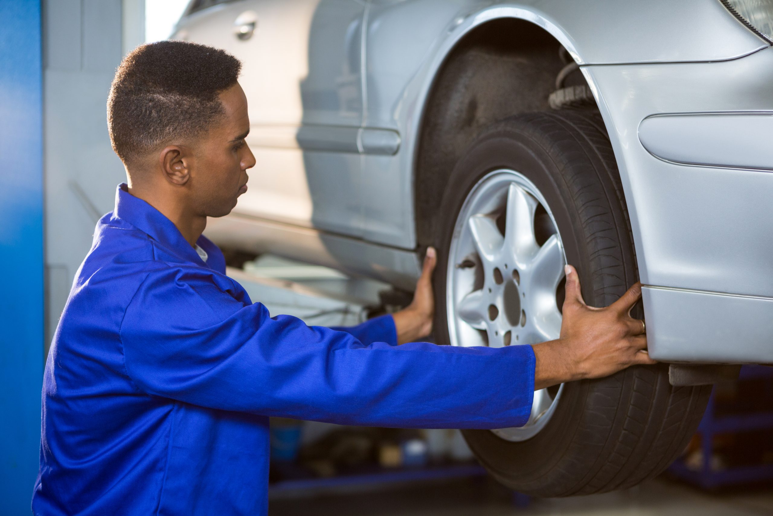 When to Repair vs. Replace Your Car Tyres